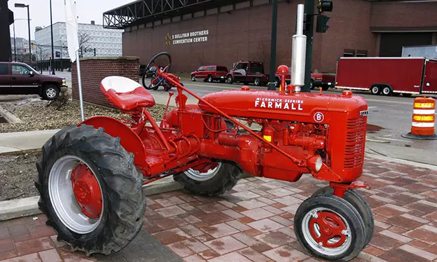 Farmall B Specification, Price, Review, Serial Numbers, and Pictures